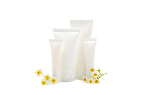 하얀 배경에 분리된 카모마일 꽃이 있는 몸과 핸드 크림의 항아리 한방 피부과 화장품 위생 크림 천연 화장품 아름다움 개념입니다