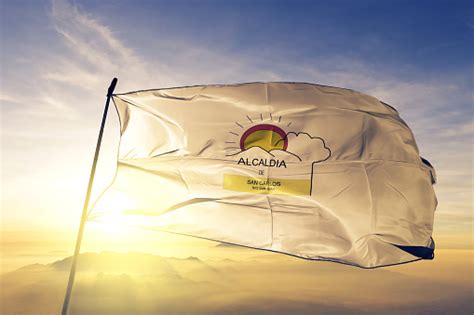 니카라과의 리오 샌 후안 부 플래그 섬유 피복 직물 최고의 일출 안개 안개에 흔들며 0명에 대한 스톡 사진 및 기타 이미지 0명 공단 공휴일 Istock