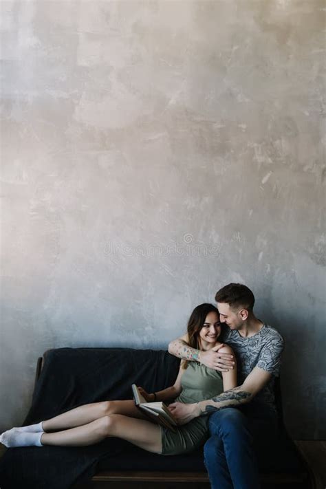 Portrait Dun Couple En Baisers Un Jeune Couple Profondément Amoureux