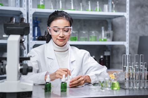 생물학 과학 실험실에서 천연 약초 성분을 사용한 생명 공학 화장품 연구에 종사하는 화학 과학자 피부과용 식물학 실험에서 유기 바이오 에코 뷰티 추출물 30 34세에 대한