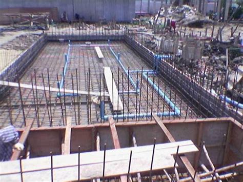 ส่วนการเดินระบบสระว่ายน้ำนั้นจะวางท่อน้ำระหว่างเหล็กสองชั้น ซึ่งการเดินท่อจะต้องตรวจสอบเรื่อง