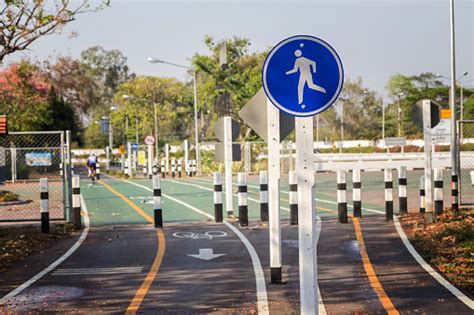 도로 표시와 거리 차선을 공유 하는 보행자 및 자전거 라이더 조깅 표지판이 있는 자전거 차선 및 조깅 레인 자전거 타는 사람에 게 항상 시간을 할애 합니다 그들은 운동과