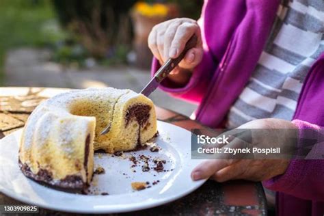 피크닉 테이블에 번트 케이크의 조각을 절단 하는 수석 여자 음식에 대한 스톡 사진 및 기타 이미지 음식 체코 부활제 Istock