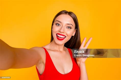 사람들이 사람 라이프 스타일 얼굴 감정 기쁨 개념을 표현 꽤 귀여운 좋은 다행 매력적인 멋진 여자의 Vsign를 주는 사진 초상화 닫기 절연 배경 셀카에 대한 스톡 사진 및