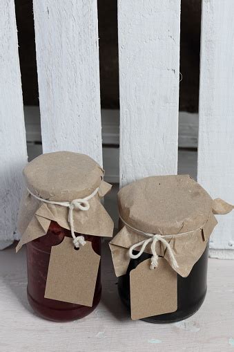 잼 항아리 종이로 덮여 꼬기로 묶여 끈에 공예 라벨을 걸어 나무 보드의 배경에 건강한 식생활에 대한 스톡 사진 및 기타 이미지 건강한 식생활 공예 과일 Istock