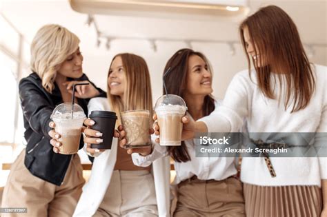 실내 카페에서 휴식을 취하면서 커피를 마시며 커피를 마시는 네 명의 청녀 친구들의 모습 노트북에 대한 스톡 사진 및 기타 이미지