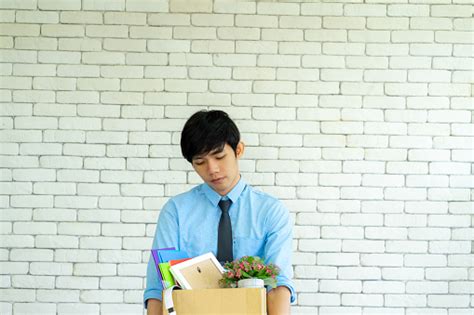 해고 는 사업 사무실에서 자신의 개인 소지품으로 가득 골판지 갈색 상자와 젊은 아시아 직원을 해고 2명에 대한 스톡 사진 및 기타 이미지 Istock