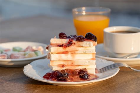 테이블에 빨간 체리 잼 오렌지 주스와 컵 커피와 커드 치즈 아침 식사 컨셉 0명에 대한 스톡 사진 및 기타 이미지 0명 건강한 생활방식 건강한 식생활 Istock