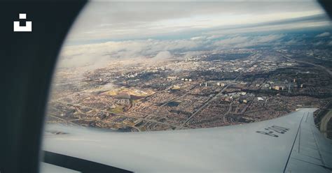 내려다보이는 오른쪽 비행기 날개의 조감도 사진 Unsplash의 무료 도시 이미지