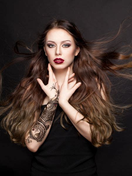 بانوی زیبای جوان با دست های رنگی Mehendi و با موهای پرنده عکس زیبایی 1420247