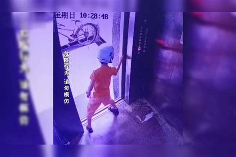 男孩在电梯内等家长时阻拦电梯门闭合徒手扒门最终电梯故障