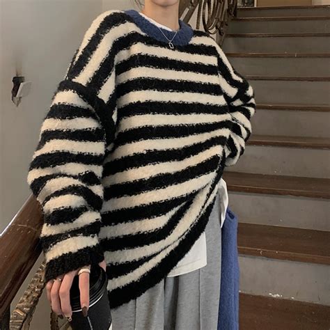 배색 라운드넥 스트라이프 패턴 루즈핏 니트 티셔츠 St121878