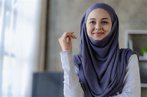 자신감 넘치는 무슬림 사업가가 사무실에서 행복하게 웃고 있습니다 수직 그림 Muslim Ablution에 대한 스톡 사진 및 기타 이미지 Muslim Ablution