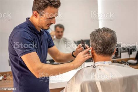 작업 과정에서 전문 이발사 아름다움 자기 관리 스타일 패션 건강 관리 및 남성 화장품 개념 2명에 대한 스톡 사진 및 기타