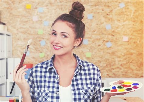 Porträt Einer Fröhlichen Malerin In Einem Blau Karierten Hemd Mit Einer