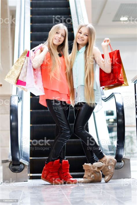 프랑스 베레와 현대적인 코트를 입은 세련된 어린이 쇼핑백을 가진 어린 소녀 봄 날씨 가을 추세 쇼핑의 날 현대 행복한 삶 어린 소녀 아이 패션 룩 복사 공간 현대 생활 2