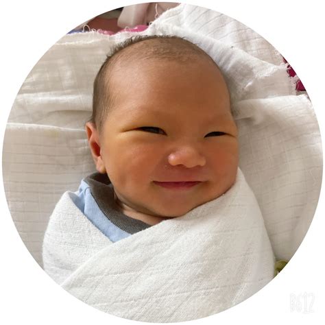 优宝月子中心 小昶合宝贝满月啦😍 喝奶不能等；便便了要加奶；尿尿了要加奶🤣妈咪追不到你的速度呀😅