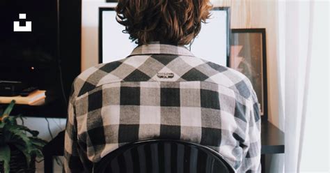 흰색 회색과 검은색 체크무늬 셔츠를 입은 여자 사진 Unsplash의 무료 모니터 이미지