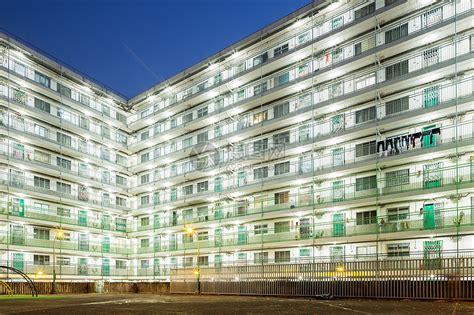 夜间在香港的公屋公寓风景住宅住房城市操场楼梯建筑学民众娱乐高清图片下载 正版图片321983505 摄图网