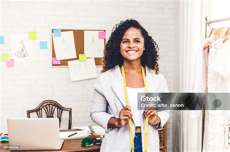 아프리카계 미국인 흑인 여성 패션 디자이너 마네킹 및 워크숍 스튜디오에서 옷 근처에 서 미소 기업가에 대한 스톡 사진 및 기타