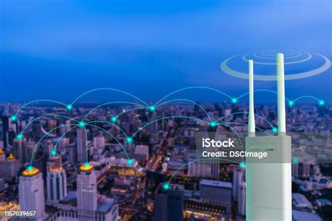 5g 네트워크 무선 시스템 및 사물의 인터넷 연결된 글로벌 무선 장치를위한 스마트 시티 및 통신 네트워크 좋은 비즈니스 및 작업 기술 40 0명에 대한 스톡 사진 및 기타