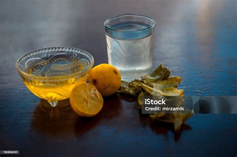 오렌지와 레몬 주스 차 잎 분말 코코넛 물과 꿀과 알로에 베라 젤 전체 재료와 큰 투명 유리에 허브 해독 알로에 베라 아이스 티 가루로 빻은에 대한 스톡 사진 및 기타