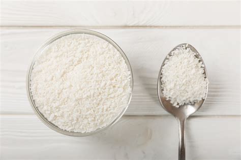 신선한 전체 및 반 코코넛과 나무 배경에 조각의 집합 코코넛 플레이크 채식주의 열대 너트 과일 텍스트를 위한 위치 공간 복사 0명에 대한 스톡 사진 및 기타 이미지 Istock