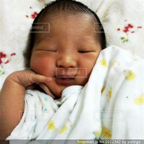 生まれたての赤ちゃんの写真・画像素材 Snapmart（スナップマート）