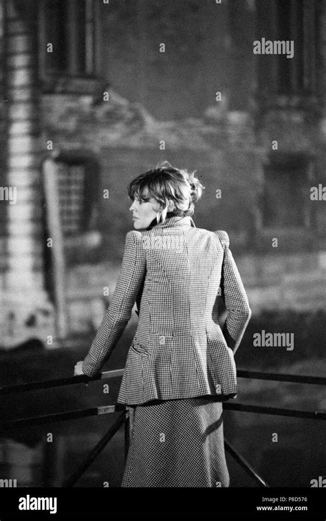 Don T Look Now Julie Christie Date Stock Photo Alamy