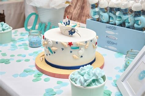 파란색의 다양한 달콤한 스낵으로 둘러싸인 수제 푹신한 흰색 케이크의 클로즈업 샷 건강에 좋지 않은 음식에 대한 스톡 사진 및 기타 이미지 건강에 좋지 않은 음식