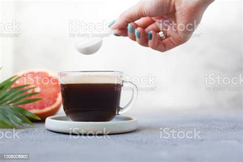 콜라겐 파우더와 모닝 커피 추가 단백질 섭취 피부 뼈 관절 및 장건강을 위한 천연 미용 및 건강 보조 식품 식물 또는 생선 기반 텍스트의 공간을 복사합니다 커피 마실 것에