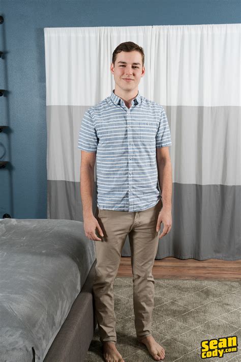 Красавчик Фредди раздевается в своей комнате и демонстрирует свое
