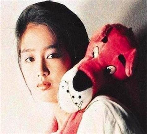 17岁的朱丽倩照片曝光，真乃人间绝色！难怪刘德华独宠她30年朱丽倩刘德华绝色新浪新闻