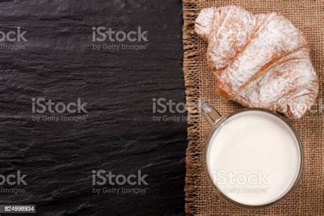 텍스트 복사 공간와 검은 돌 배경에 크와 우유의 유리 상위 뷰 갈색에 대한 스톡 사진 및 기타 이미지 갈색 검은색 경관 Istock