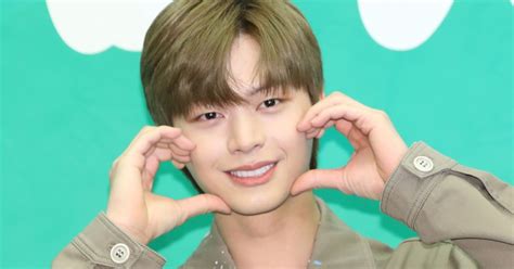 비투비 육성재 군필돌의 볼꽃 하트