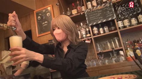 「13歳から潮吹きしてます 超早漏体質！プロ男優とsexしたくてavに来たド助平フッ軽シロウトちゃん。東京都台東区 商店街色白金髪ハメ潮バーテンダー結菜さきさん 仮名・23歳 仕事終わりに大量