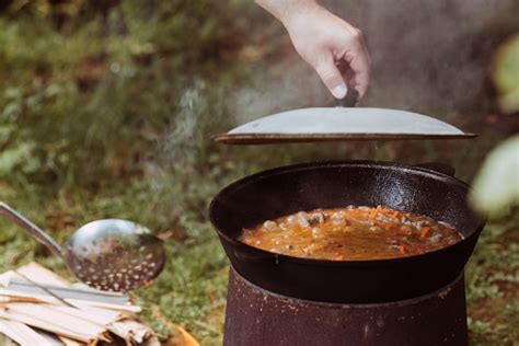 자연의 가마솥에있는 전통적인 동양 필라프를위한 조리법 요리 조리법 필라프 요리를위한 단계별 사진 지침 건강한 생활방식에 대한