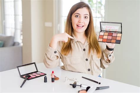 메이크업 화장품을 사용 하 여 아름 다운 젊은 여자는 자신에 게 손가락을 가리키는 깜짝 얼굴 Palete에서 색상을 적용 가리키기에 대한 스톡 사진 및 기타 이미지 Istock