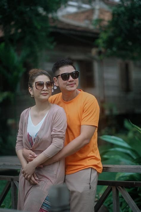 ភរិយាល្អ ងាកមើលពិធីករ ជា វិបុល ត្រូវបានប្រពន្ធតាមមើលថែ មិនឲ្យទាស់ចិត្ត មានវីដេអូ Khmerload