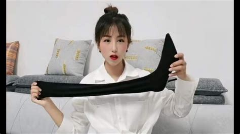 00后妹子太自信了，大胆试穿黑色长筒袜靴，穿上后时尚有魅力！ Youtube