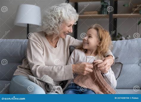 Äldre Mormor Och Små Barnbarn Knullar Ihop Arkivfoto Bild Av Farmor Livsstil 227428194