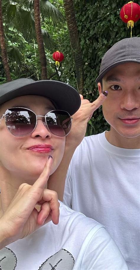 Ini Momen Sandra Dewi Nyoblos Sambil Ngemil Lemper Di Tps Sultan