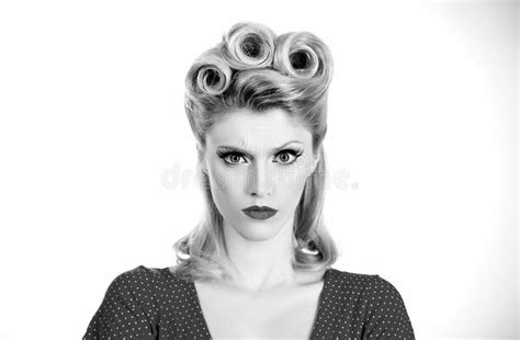 Joven Serio Loca Y Furiosa Joven Mujer De Pie Sobre Fondo Blanco