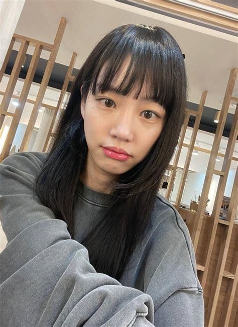 패션엔 ‘견미리 딸 이유비 정수리 왜 안눌려 귀염 뽀짝 스웻셔츠룩