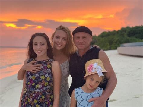 Оля Полякова опублікувала нове фото з чоловіком та доньками з нагоди річниці весілля