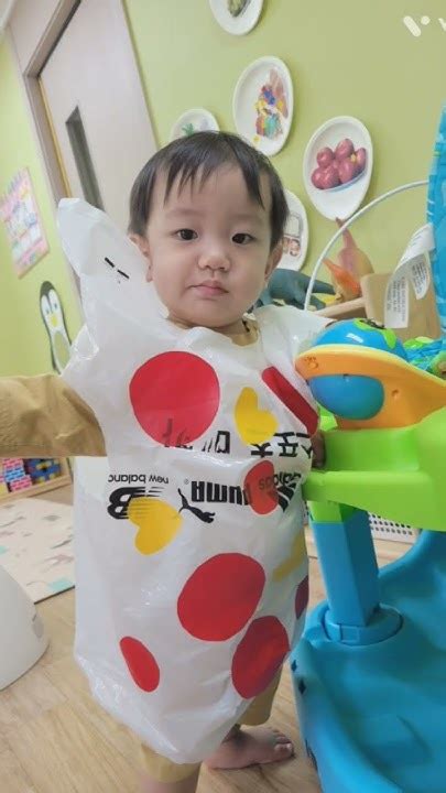 씨앗2반💕 교사가 총제를 쓰고 총체가 떨어지자 영아도 교사를 따라 머리에 총체를 떨어트려요💕비닐로 옷을 옷을 만들어 보고