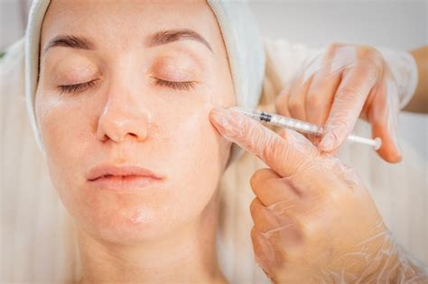 Premium Photo Botulotoxin Injection Procedure For Young Woman At Modern Cosmetology Clinic