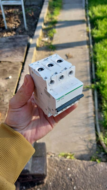 Schneider Electric Ikq 32a Tp Type C 3 Phase Mcb In South Normanton