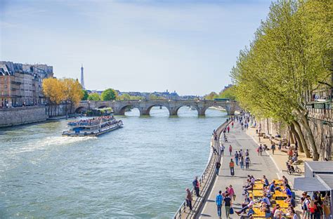 프랑스 파리의 세인 강과 에펠탑의 다리를 가로지르는 투어 보트 센 강에 대한 스톡 사진 및 기타 이미지 센 강 파리 일 드 프랑스 강 Istock
