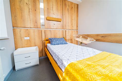 진료소에 침대 병원 병동에 있는 환자 침대 그것은 의료 장비의 판매를 상징한다 현대 장비병원 병동 간호사에 대한 스톡 사진 및 기타 이미지 Istock